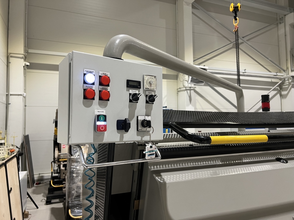 Cauhe IVA 120×160 die-cutter - Lidograf printing machines